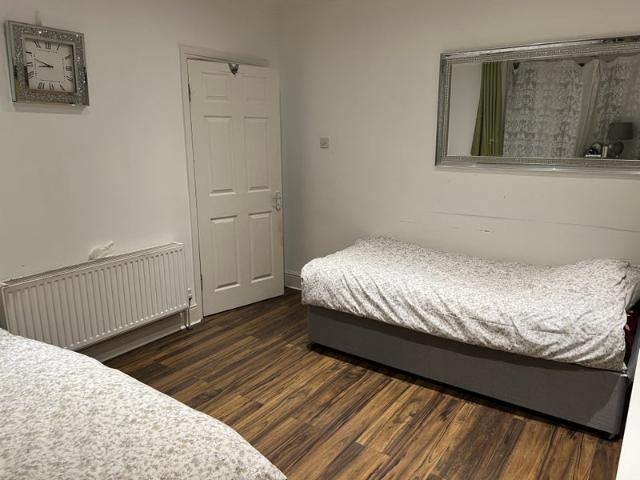 Room at Garden Avenue, Greater London