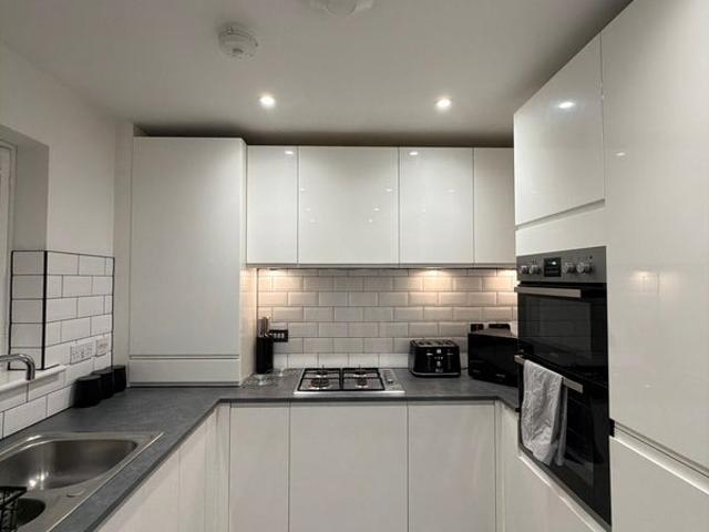 Room at Gardiners Close, Basildon