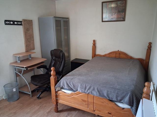 Room at Garfield Road, Greater London