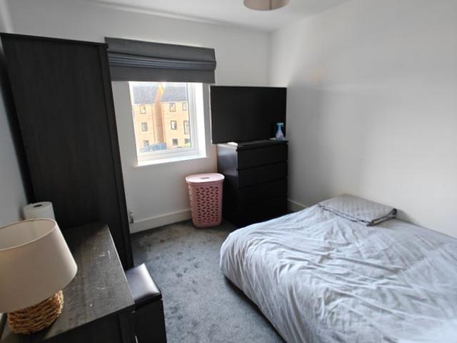 Room at Garland Avenue, Locking Parklands