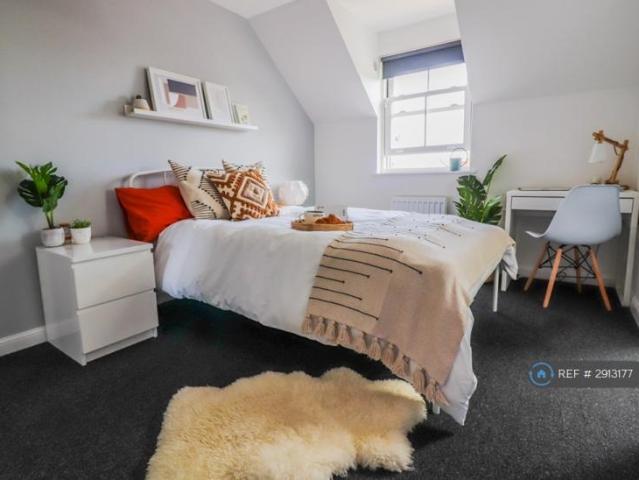 Room at Garland Road, Colchester