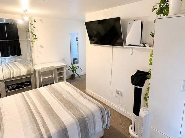 Room at Garratt Lane, Greater London