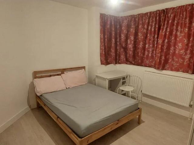 Room at Garratt Road, Greater London