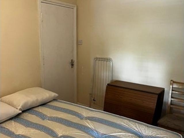 Room at Gayford Road, London