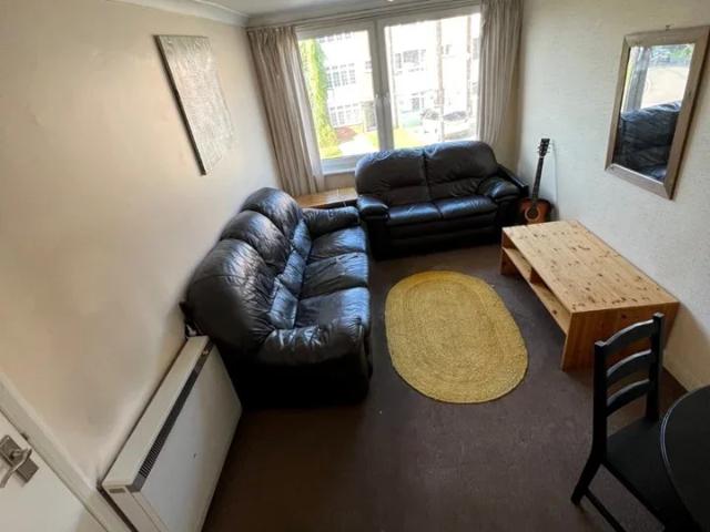 Room at Geary Drive, Brentwood