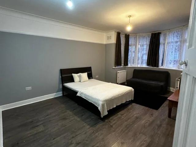 Room at Geary Road, Greater London