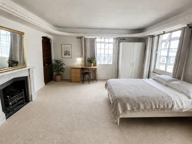 Room at George Street, City of Westminster