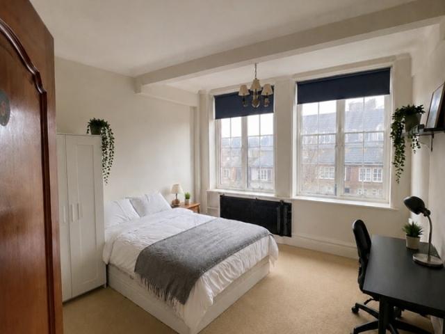 Room at George Street, City of Westminster