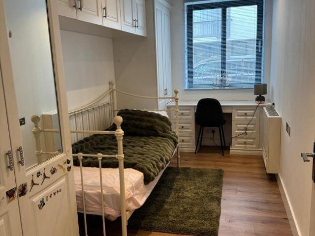 Room at Gifford Street, Greater London