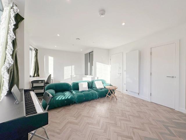 Room at Gillender Street, Greater London