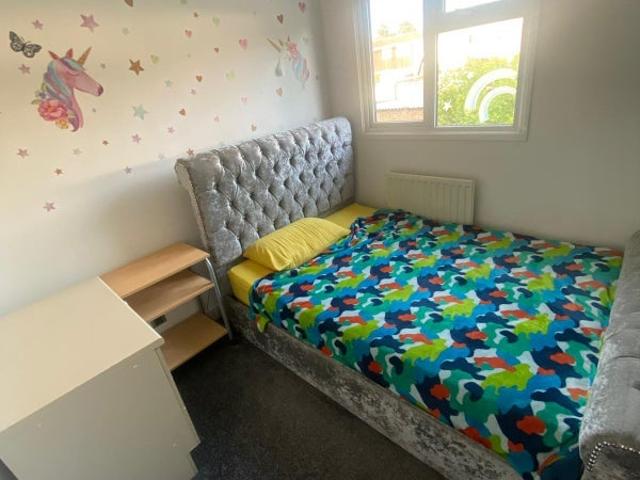 Room at Glanville Walk, Crawley