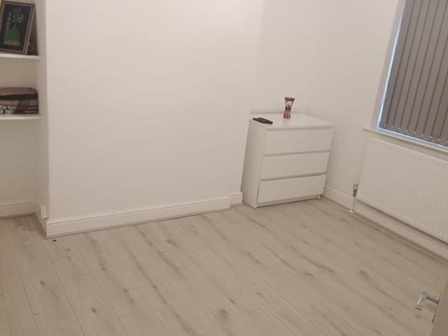 Room at Glanmor Road, Slough