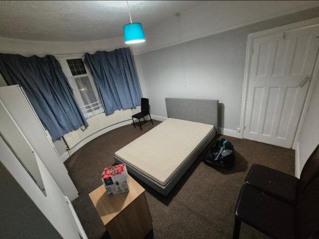Room at Gladwyns, Basildon