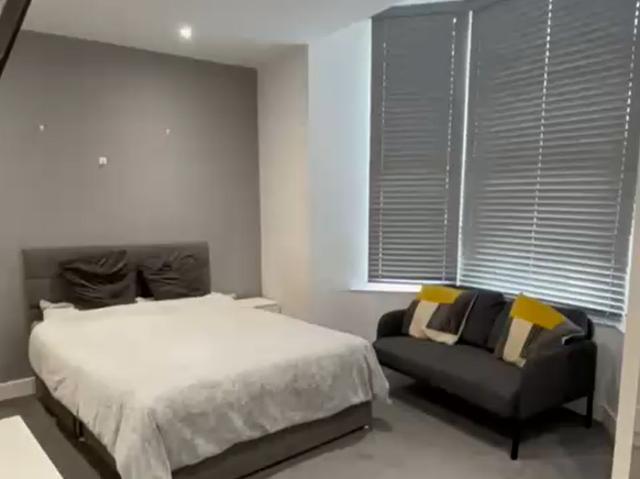 Room at Gladys Avenue, Portsmouth