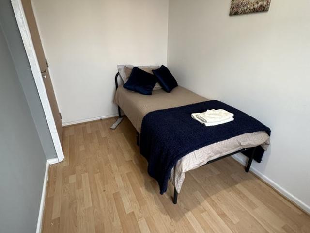 Room at Glastonbury Avenue, Wakefield