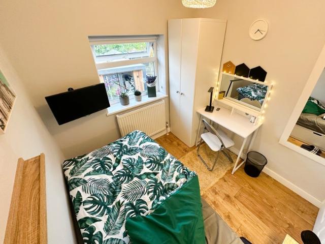Room at Glasbrook Road, Greater London