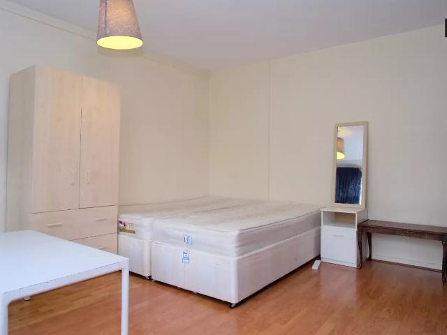 Room at Glasgow Terrace, City of Westminster