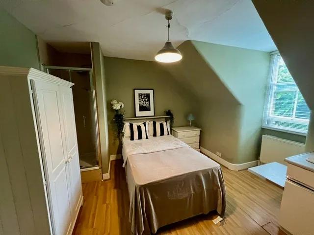 Room at Glazbury Road, Greater London