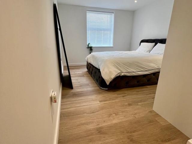 Room at Glencoe Road, Chatham