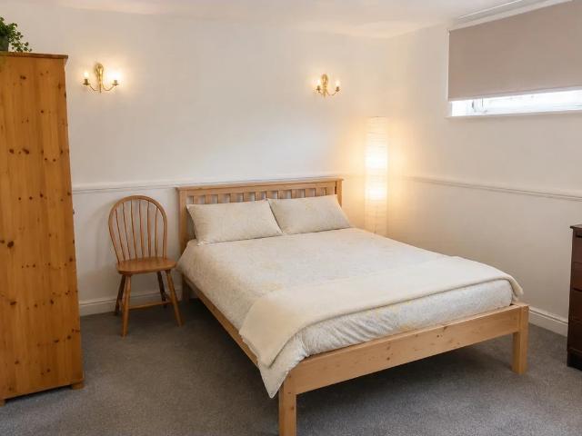 Room at Glengall Grove, Greater London