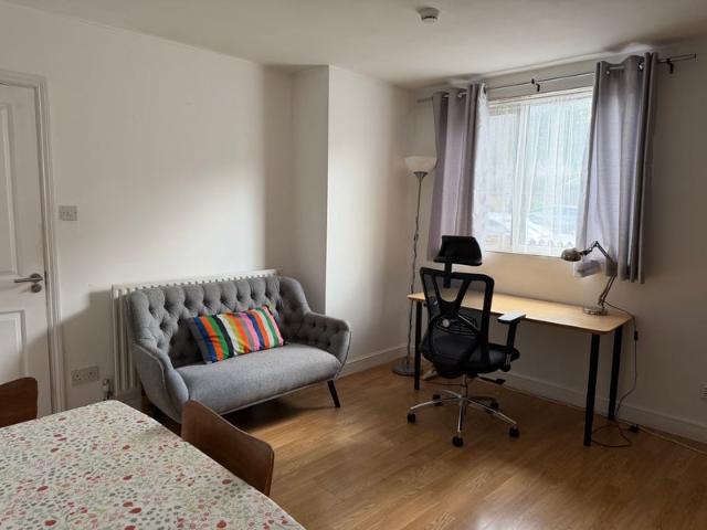 Room at Glengall Grove, Greater London
