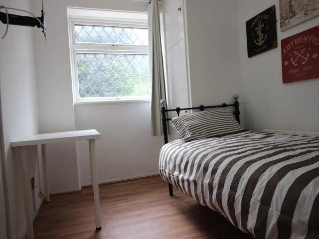 Room at Glengall Grove, Greater London