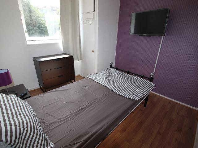 Room at Glengall Grove, Greater London
