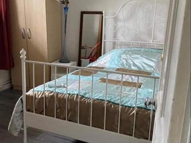 Room at Glengall Grove, Greater London