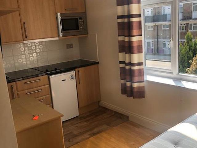 Room at Glengall Grove, Greater London