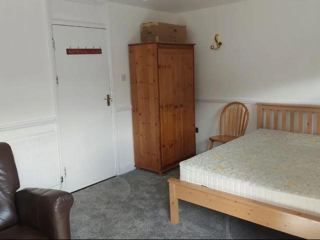 Room at Glengall Grove, Greater London