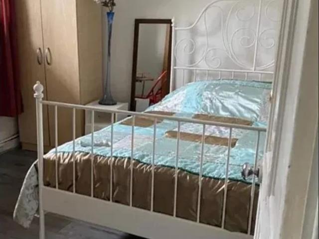 Room at Glengall Grove, Greater London