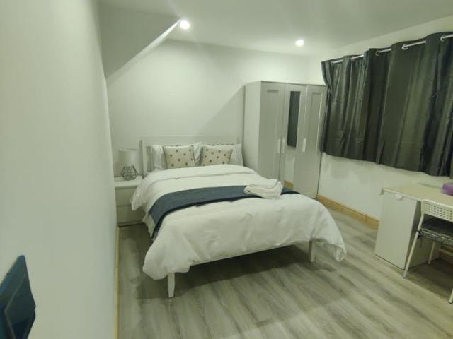 Room at Glengall Grove, Greater London