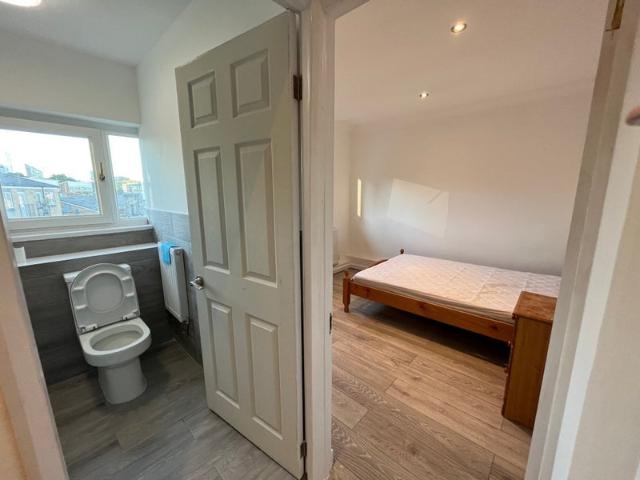 Room at Glengall Grove, Greater London