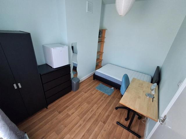 Room at Glengall Road, Greater London