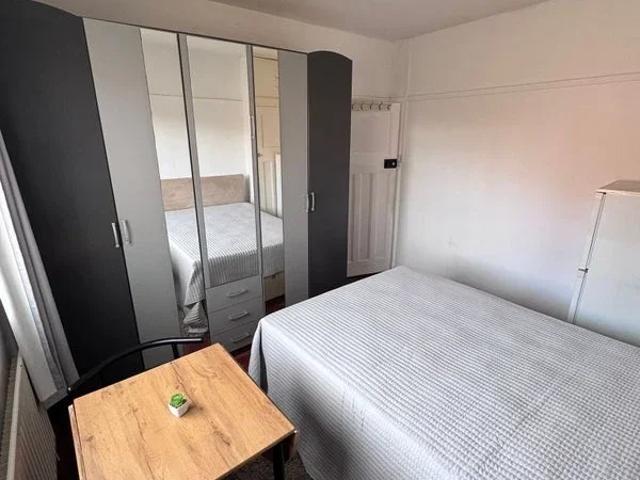Room at Glenister Park Road, Greater London