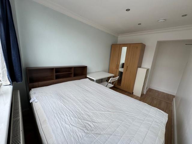 Room at Glenister Road, Greater London