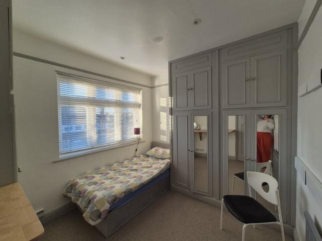 Room at Glennie Road, Greater London