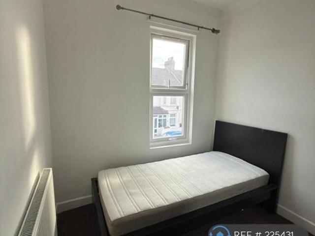 Room at Glenny Road, Greater London