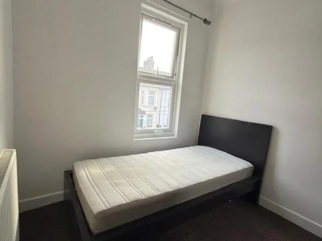 Room at Glenny Road, Greater London