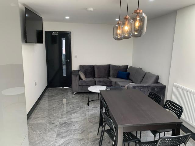 Room at Gleave Road, Birmingham