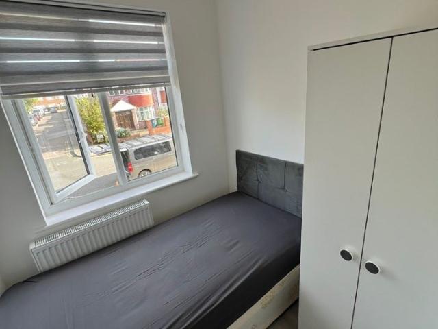 Room at Glebe Avenue, Greater London
