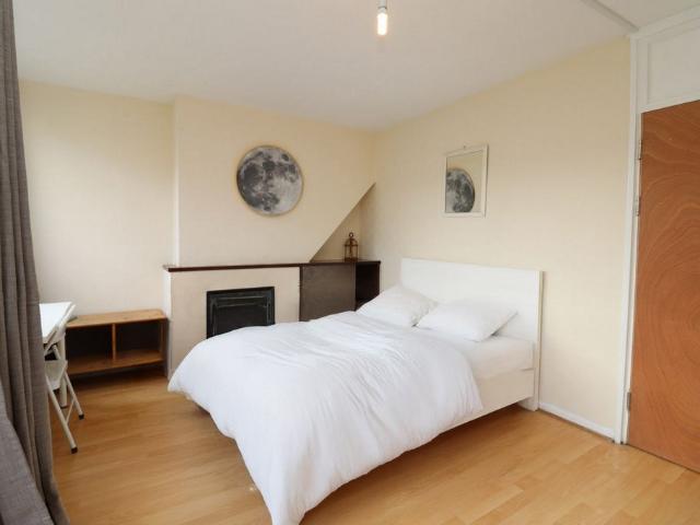 Room at Globe Road, Greater London