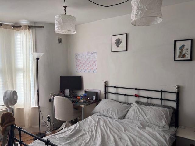 Room at Glyn Road, Greater London