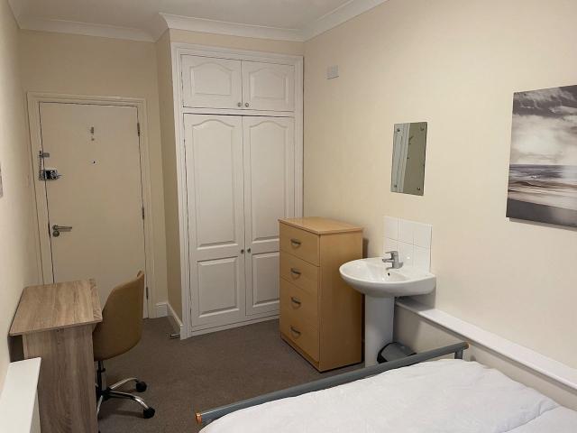 Room at Golders Green Road, Greater London