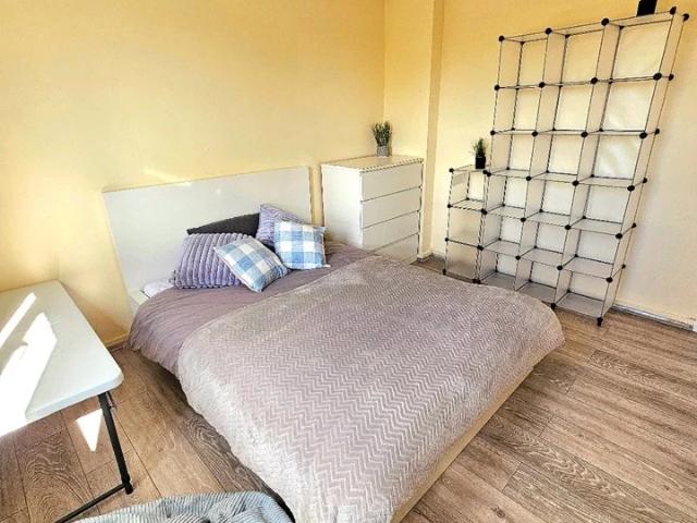Room at Goldington Street, Greater London