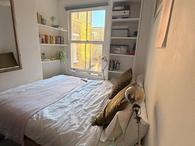 Room at Goldsboro' Road, Greater London