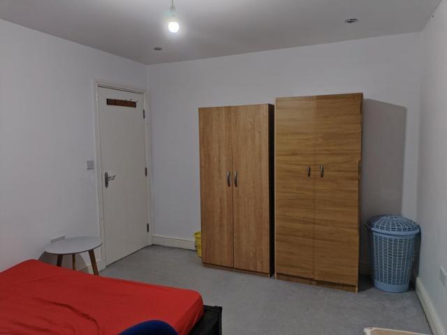 Room at Goldsmith Avenue, Greater London