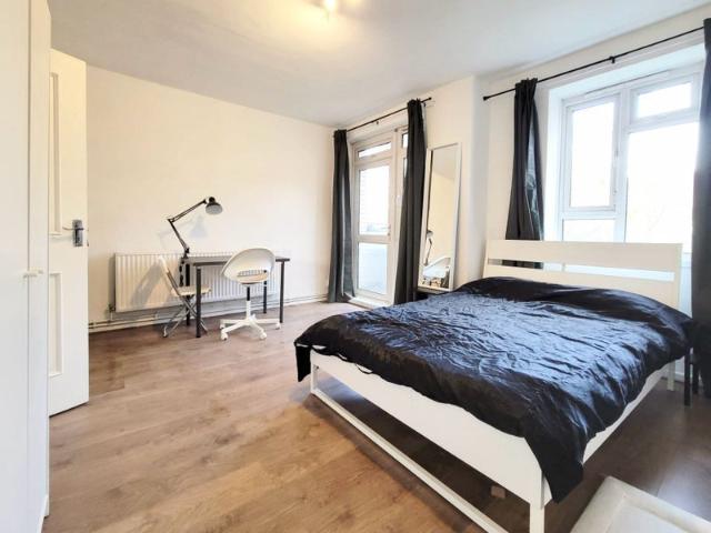 Room at Goldsmith Road, Greater London