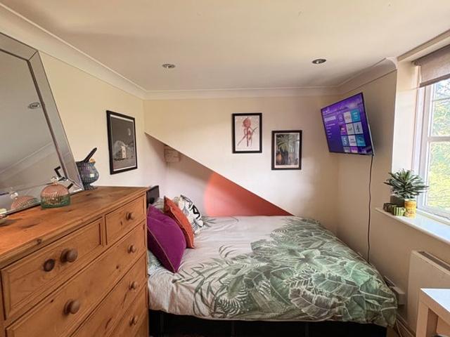 Room at Goldsmith Road, Greater London