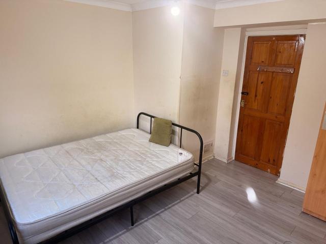 Room at Gordon Road, Greater London